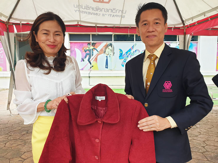 SPU ชลบุรี มอบเสื้อกันหนาวนี้เพื่อน้อง สนับสนุน SPU USR ณ รร.กองม่องทะ สังขละบุรี จ.กาญจนบุรี ...