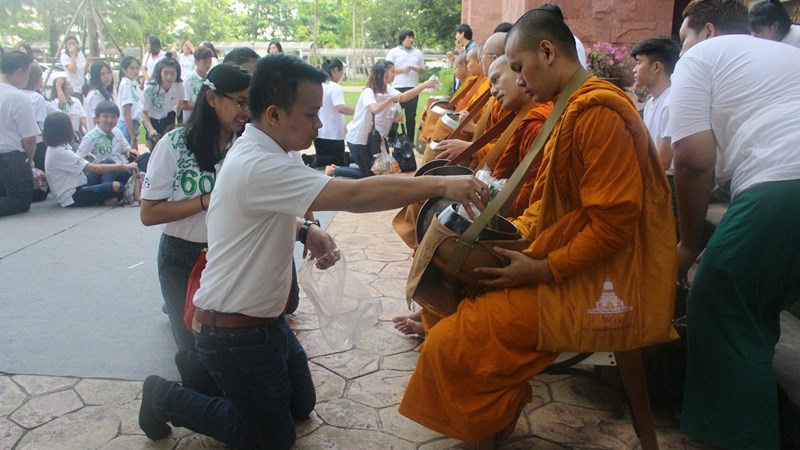 คณาจารย์และนักศึกษา Freshy บัญชี SPU 60 ร่วมทำบุญตักบาตรข้าวสารอาหารแห้ง ในวันบายศรีสู่ขวัญ ...