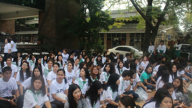 คณาจารย์และนักศึกษา Freshy บัญชี SPU 60 ร่วมทำบุญตักบาตรข้าวสารอาหารแห้ง ในวันบายศรีสู่ขวัญ ...