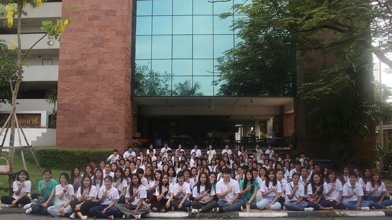 คณาจารย์และนักศึกษา Freshy บัญชี SPU 60 ร่วมทำบุญตักบาตรข้าวสารอาหารแห้ง ในวันบายศรีสู่ขวัญ ...