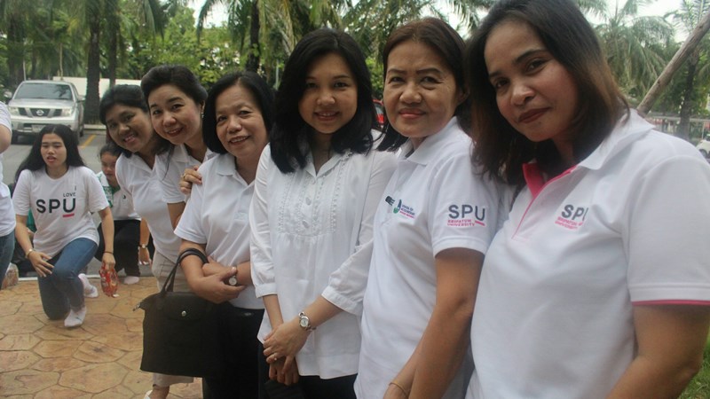 คณาจารย์และนักศึกษา Freshy บัญชี SPU 60 ร่วมทำบุญตักบาตรข้าวสารอาหารแห้ง ในวันบายศรีสู่ขวัญ ...