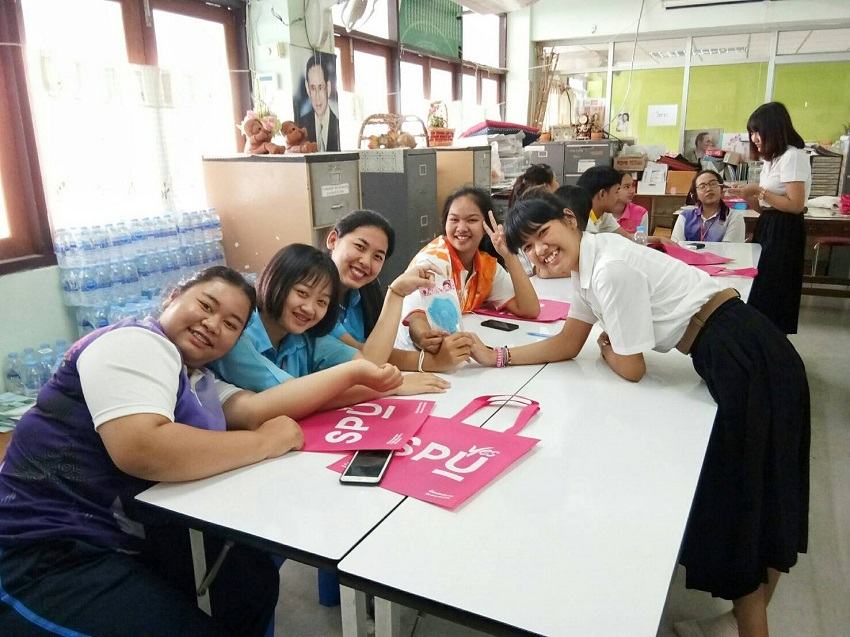 บัญชี SPU : 3 สาวบัญชี SPU แท็กทีมมอบของที่ระลึกให้กับน้องๆ แบบอบอุ่นจริงๆ @โรงเรียนศรีพฤฒา กทม. ...